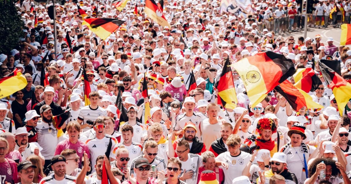 Fan-Walk zum Stadion in Dortmund