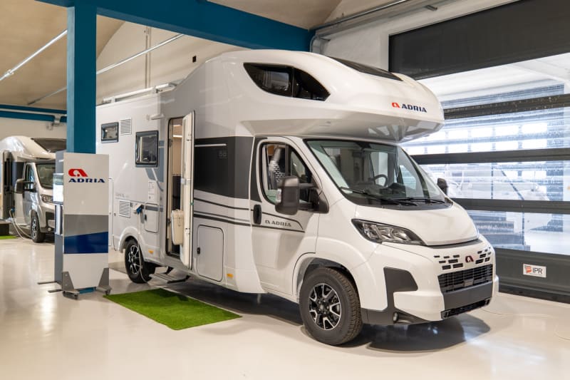 Camper Nuovo Mansardato Adria CORAL XL 600 DP - 60Y PACK WILD&FREE Frattin Auto Rossano Veneto ...