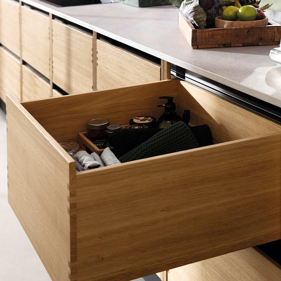 Lille køkken? Sådan får du mere plads i et lille køkken | HTH