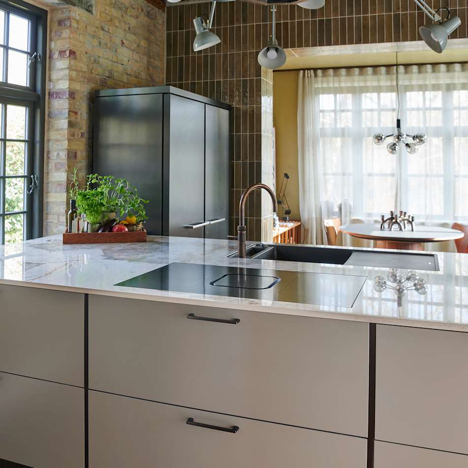 Sandfarget kjøkken i nordisk design | HTH | HTH