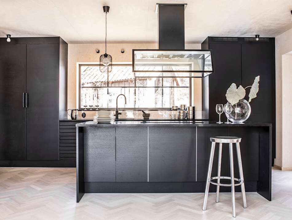 Sort kjøkken: Lag et visuelt statement | HTH