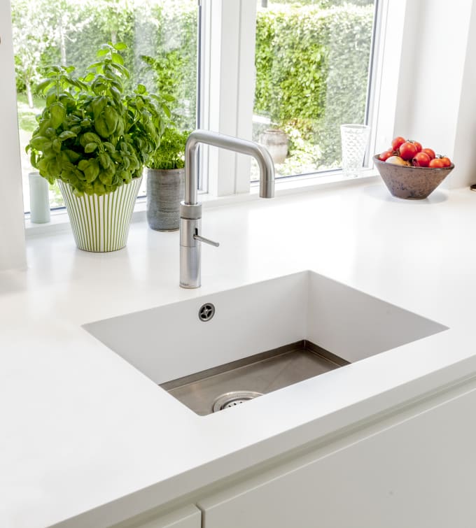 Stilrent Highline køkken med kølige Frost-toner | INVITA