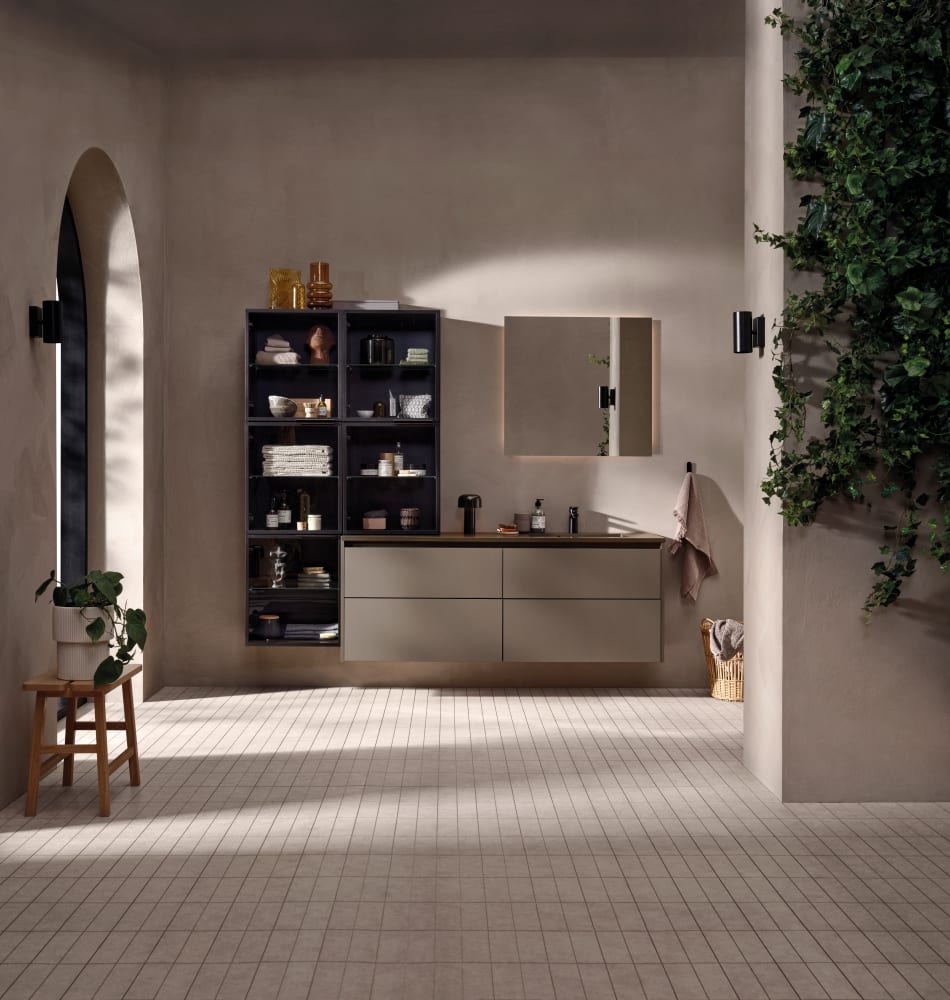 Nordic Roots: Badmodel med svanemærkede skabe og fronter | HTH