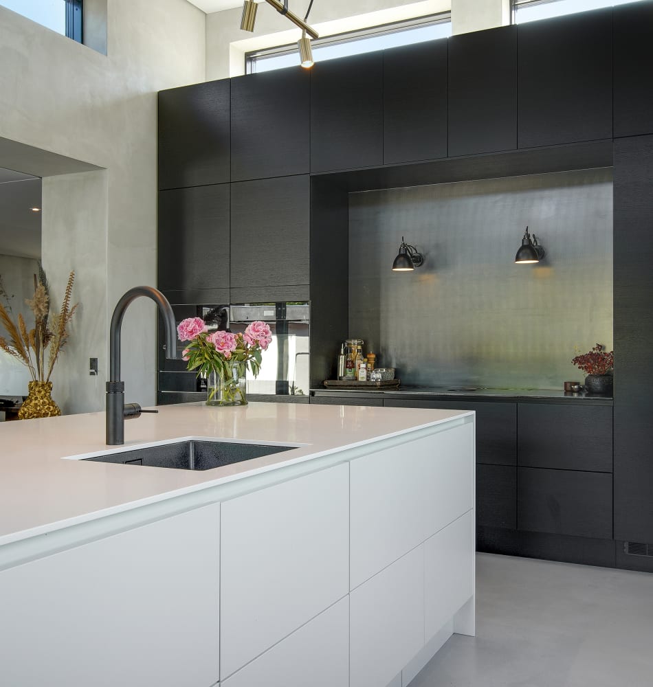 Sort og hvidt køkken: Skab spil i dit hjerterum | HTH