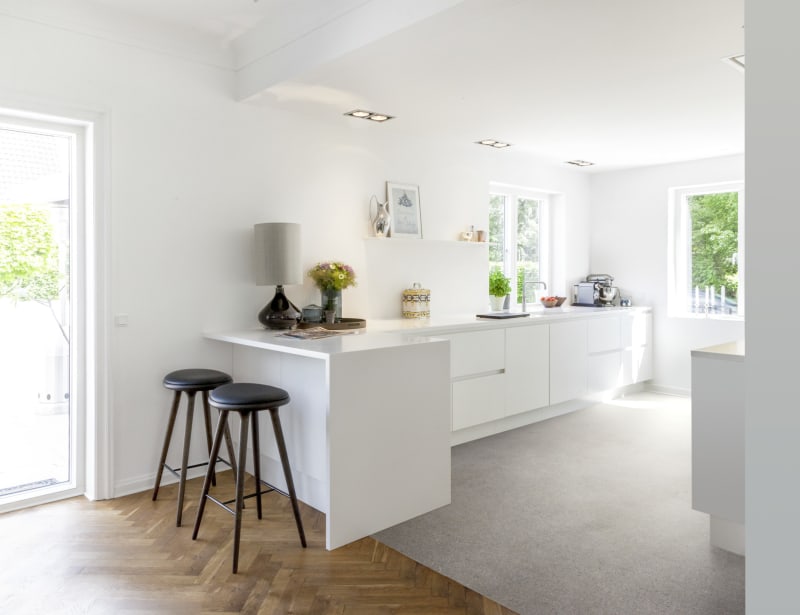 Stilrent Highline køkken med kølige Frost-toner | INVITA