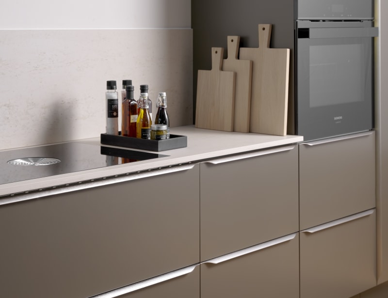 Minimalistisk køkken med diskrete greb. Se Newline | INVITA