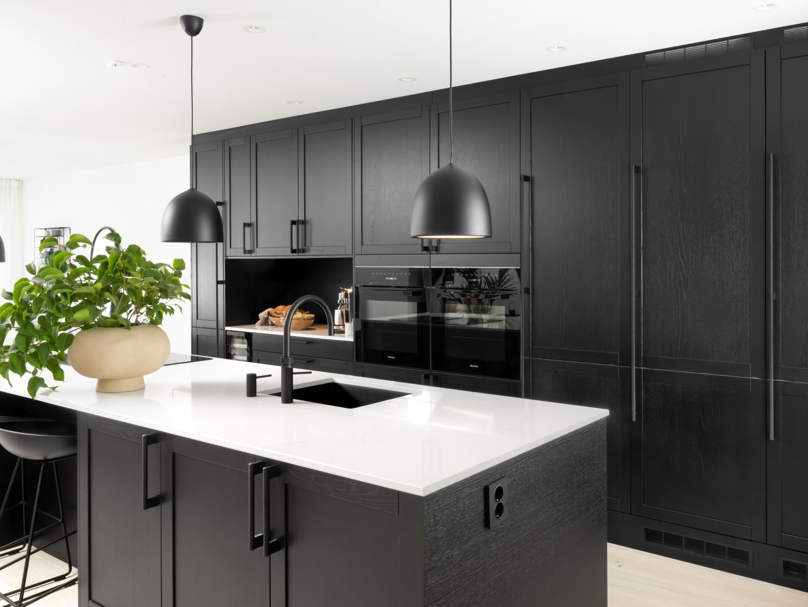 Elegant svart eikekjøkken med kjøkkenøy og matt-svarte detaljer ...