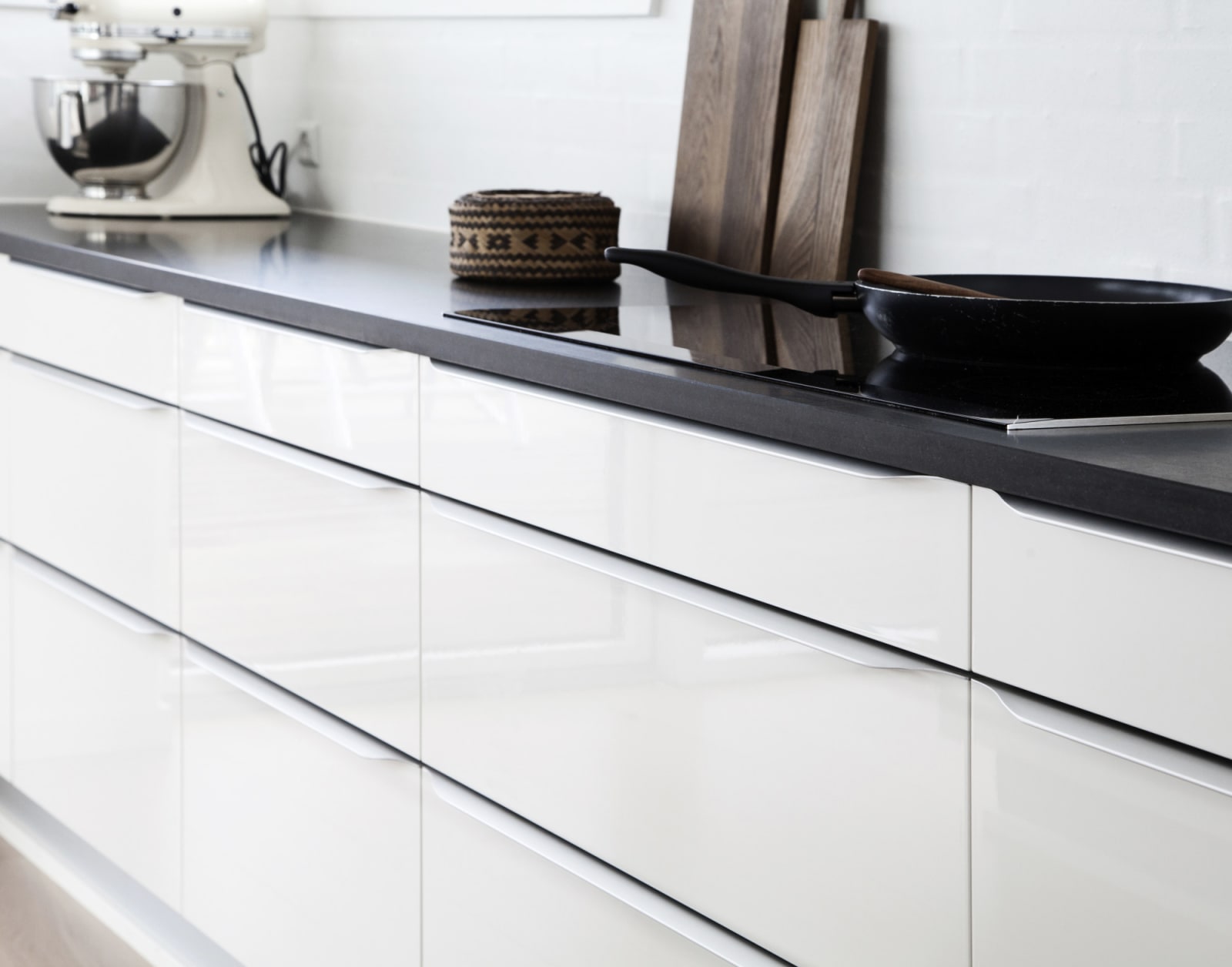 Minimalistisk køkken med diskrete greb. Se Newline | Invita