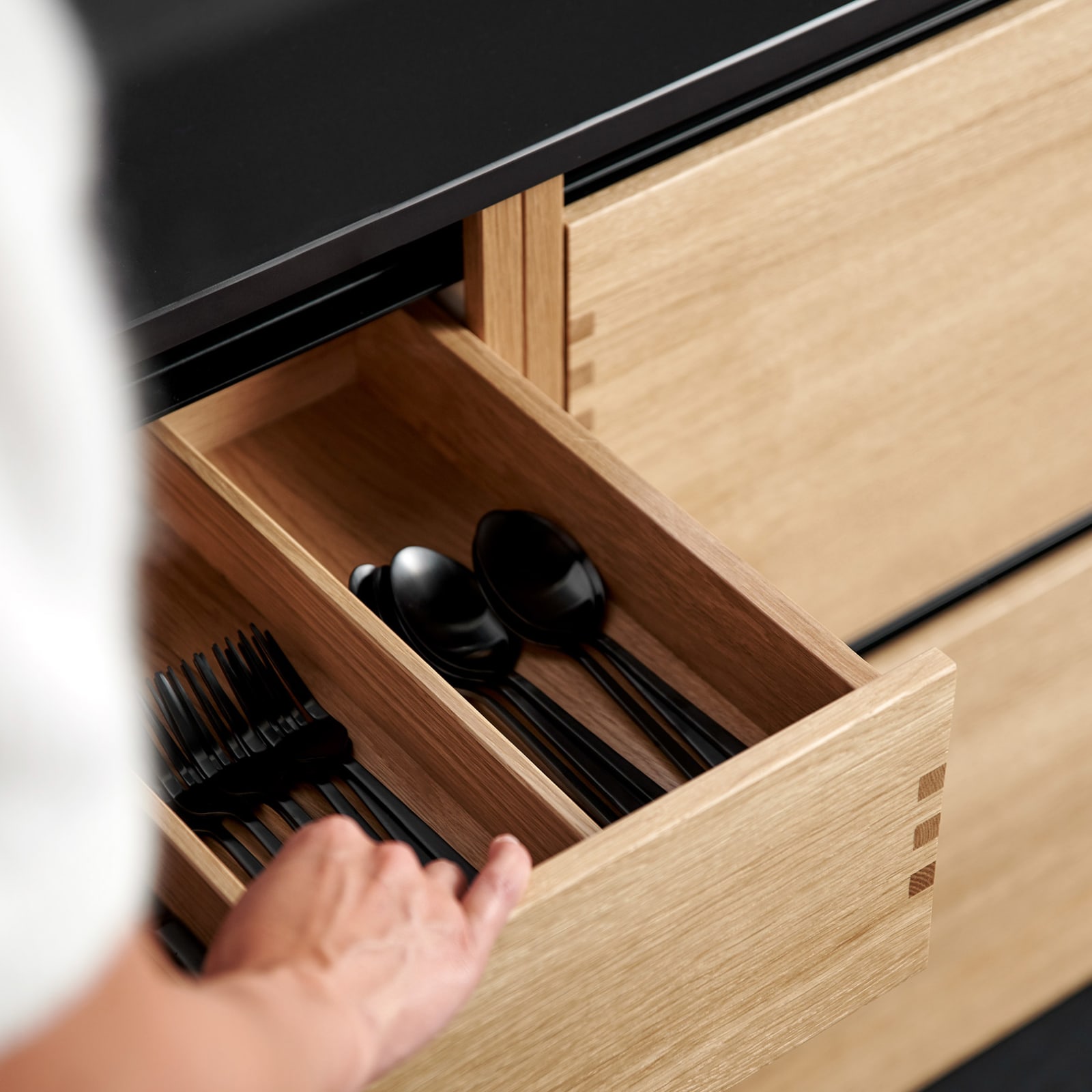 Glød køkken: Naturligt look med moderne funktioner | INVITA