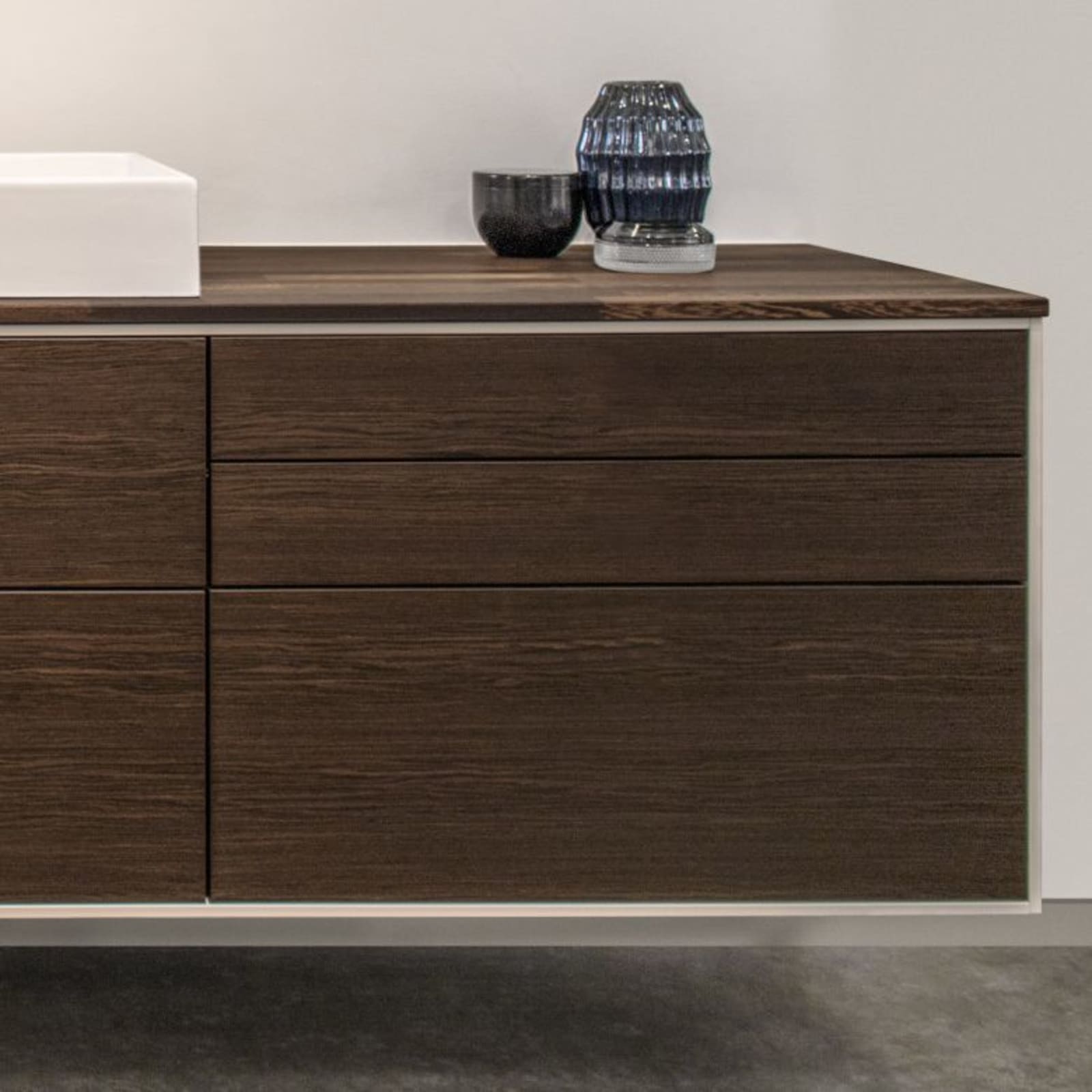 Athena Dark nature finér badeværelse | INVITA