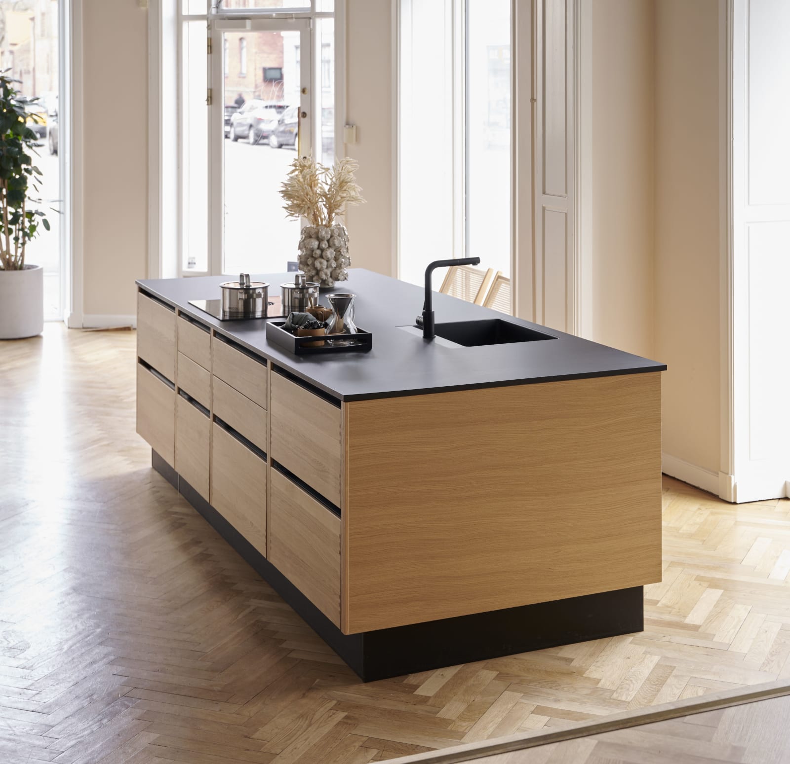 Glød køkken: Naturligt look med moderne funktioner | INVITA