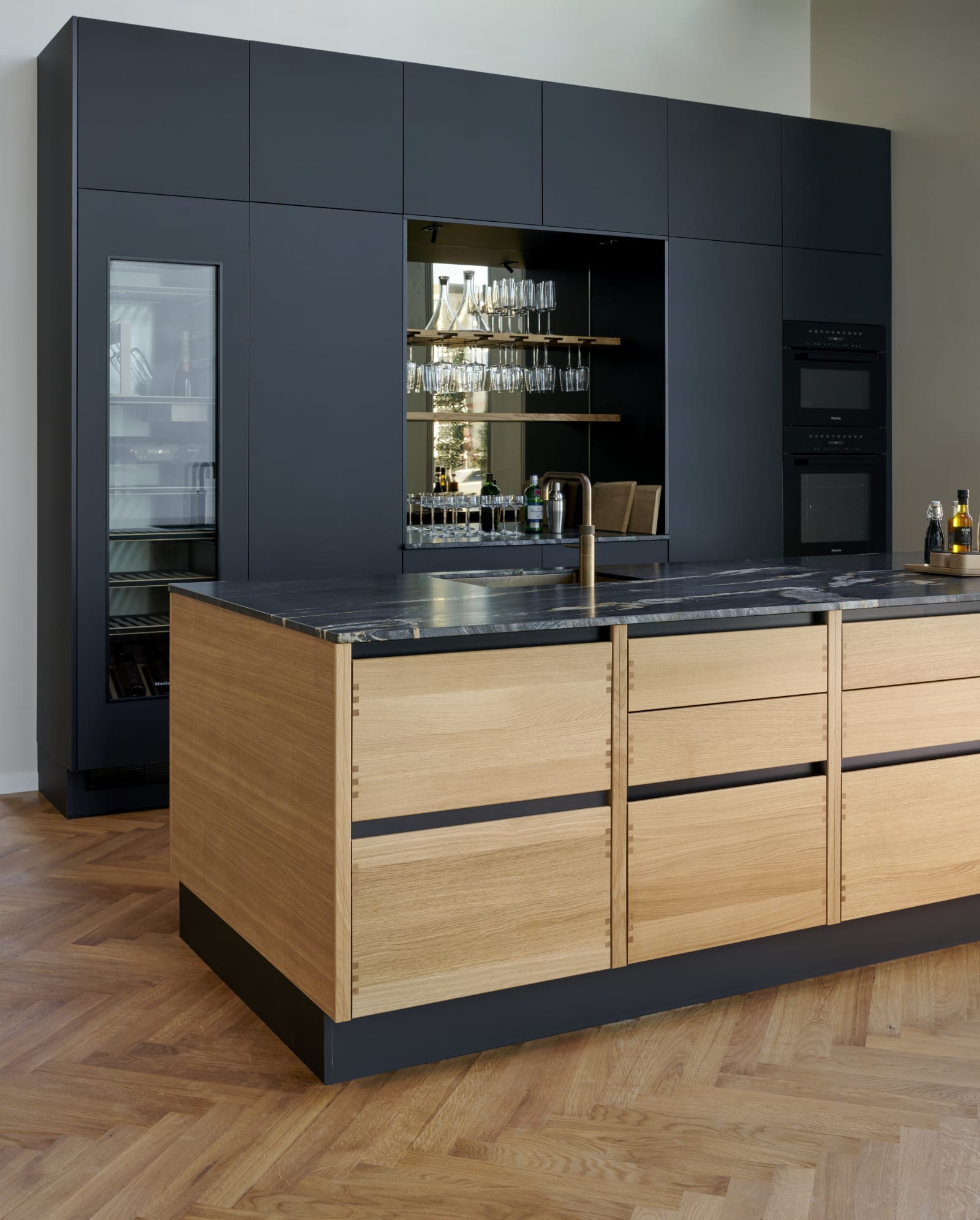 Glød køkken: Naturligt look med moderne funktioner | INVITA