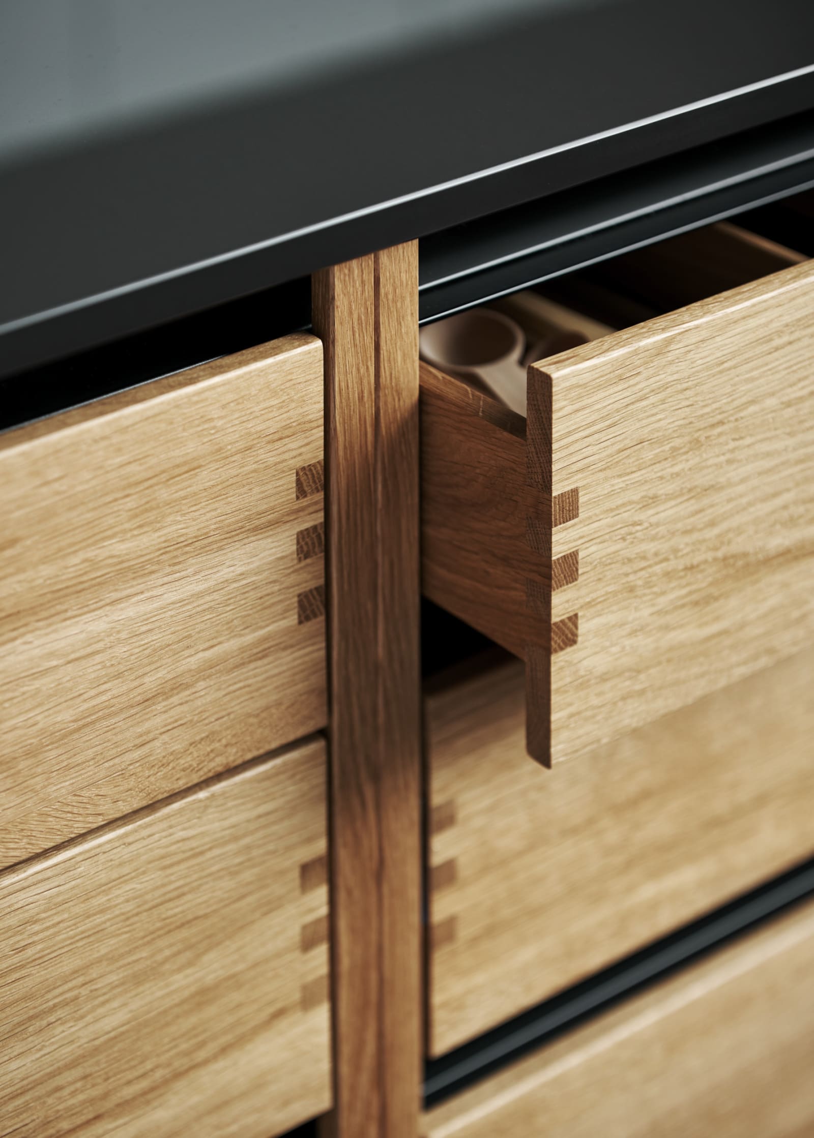 Fingertappet køkken - Oplev Glød i massivt egetræ | Invita