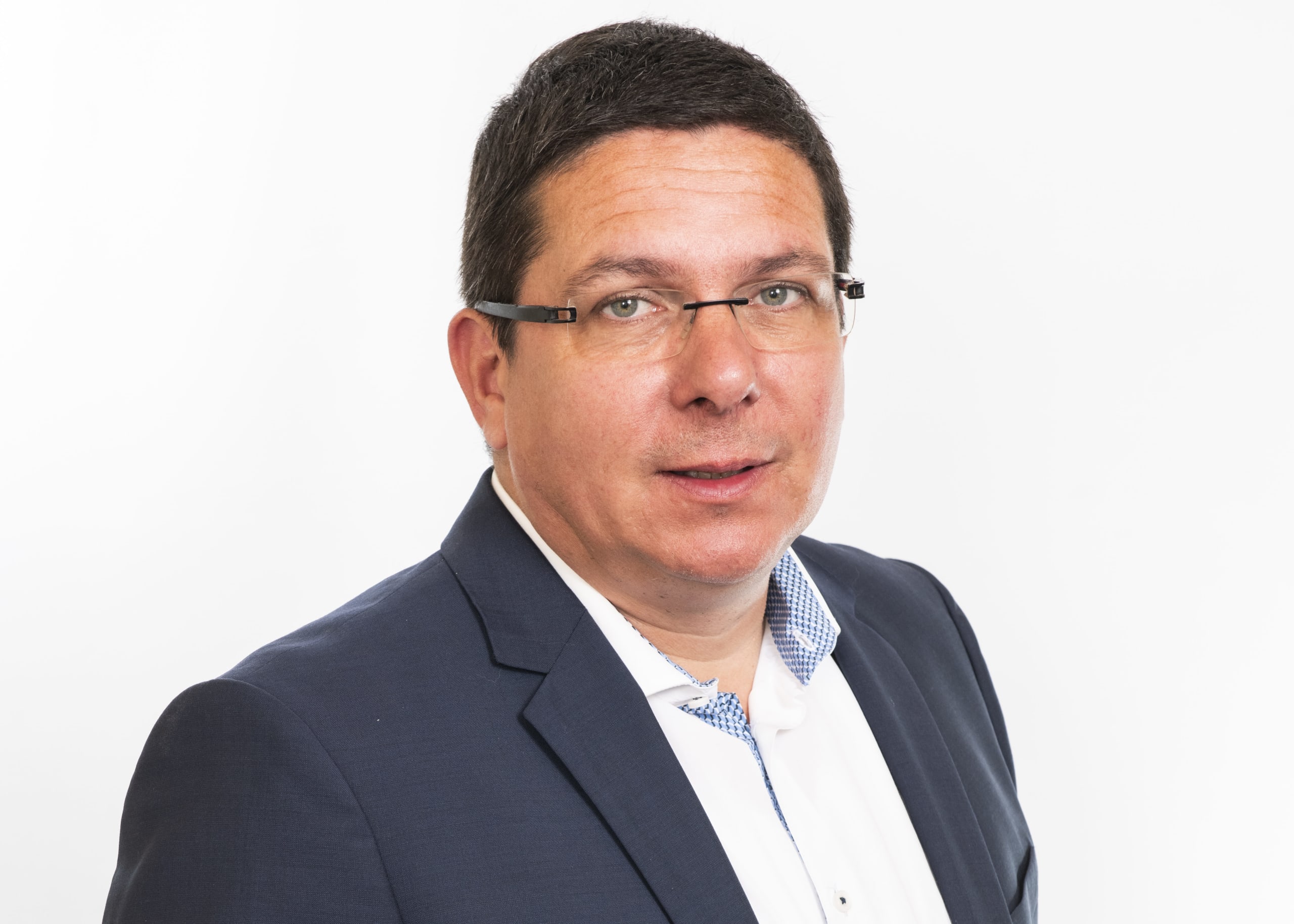 Active Alignment and Bonding of CMOS-to-Lens for Adimec’s high ...