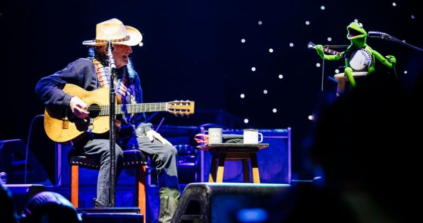 Watch Willie Nelson & Kermit The Frog Team On ‘Rainbow Connection’ At ...