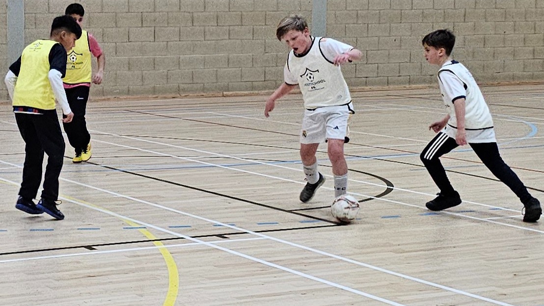 Wednesday FootySchool's 8-10 years Megalodon Session | Pebble