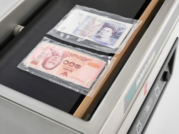 Vacuum sealing money and documents | Henkelman