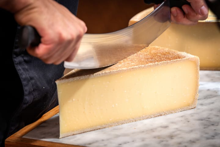 Cheese vacuum packaging | Henkelman