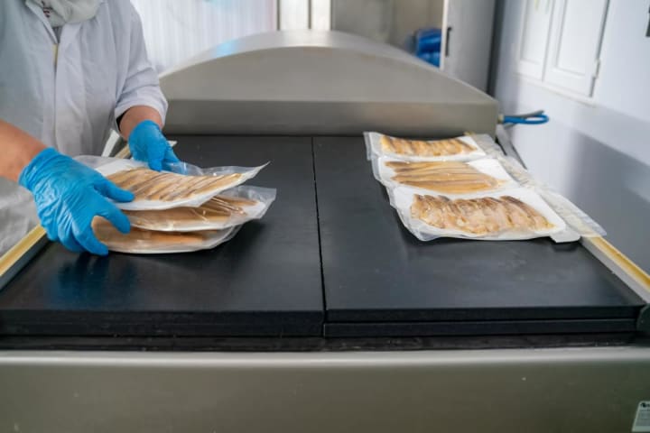 Vacuum sealing fish with Henkelman | Henkelman