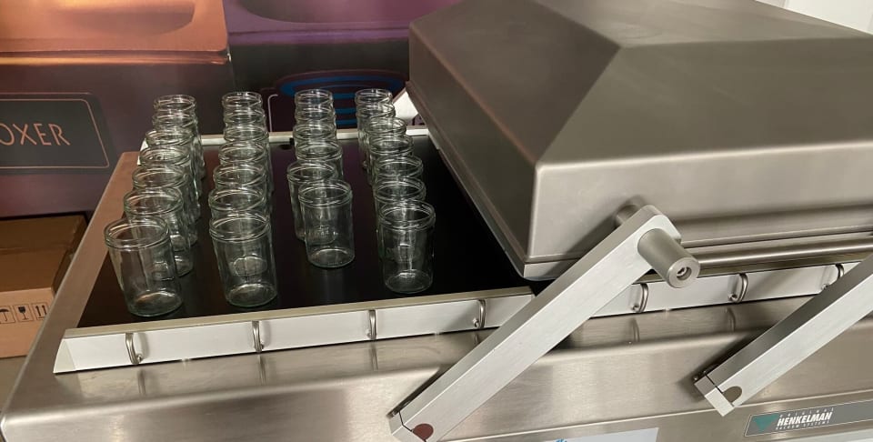 Vacuum packing in glass | Henkelman