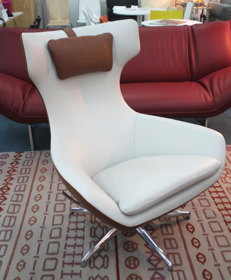 Caruzzo - wing chair by Leolux