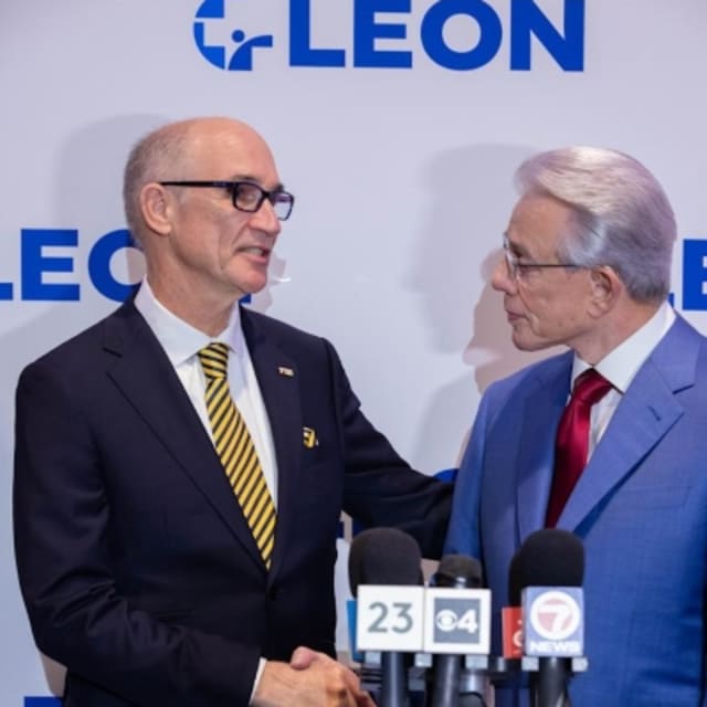 Benjamín León Jr. hace regalo histórico a FIU CasaCuba | FIU News ...