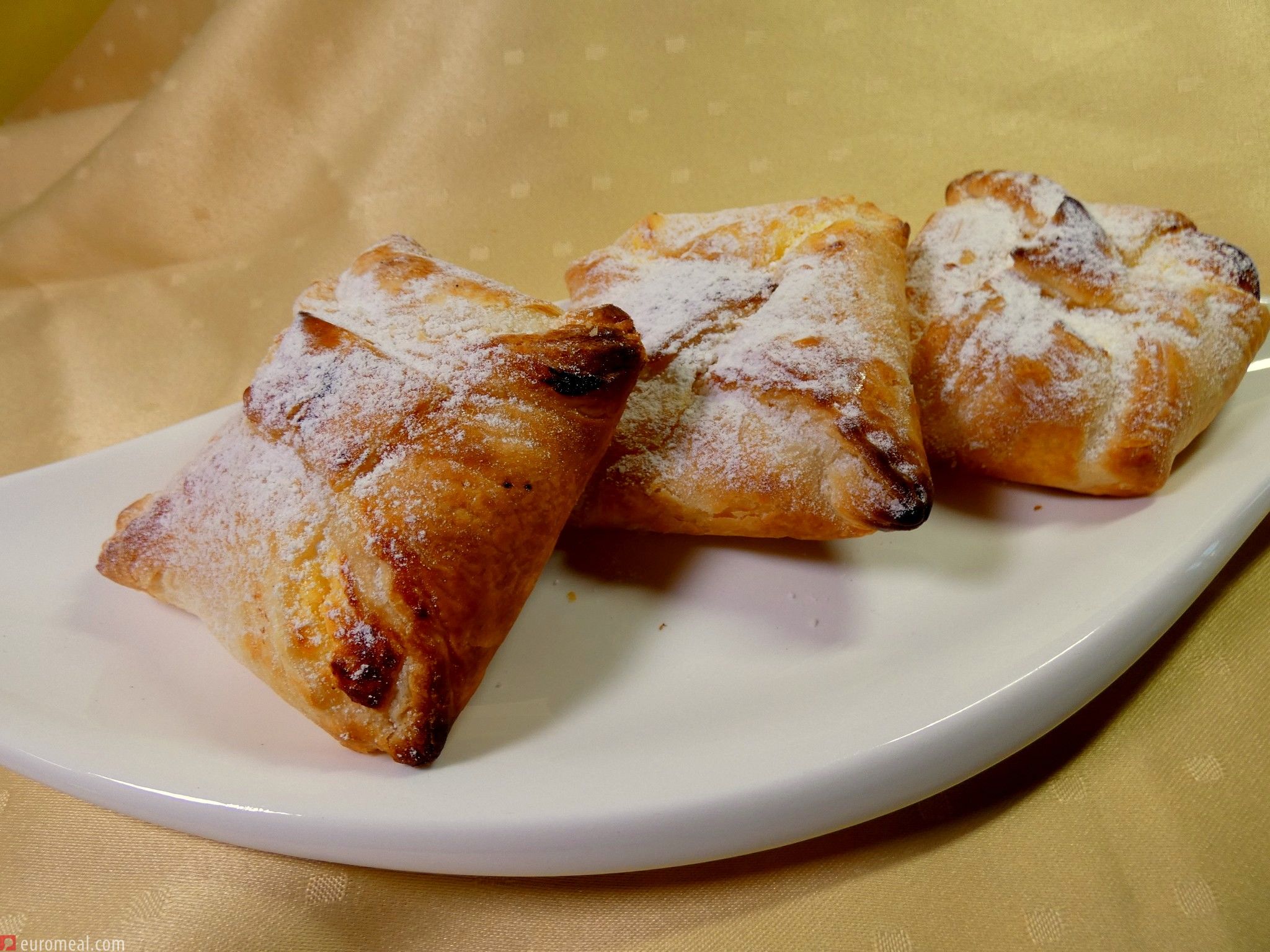 curd cheese pastry made from puff pastry - euromeal.com