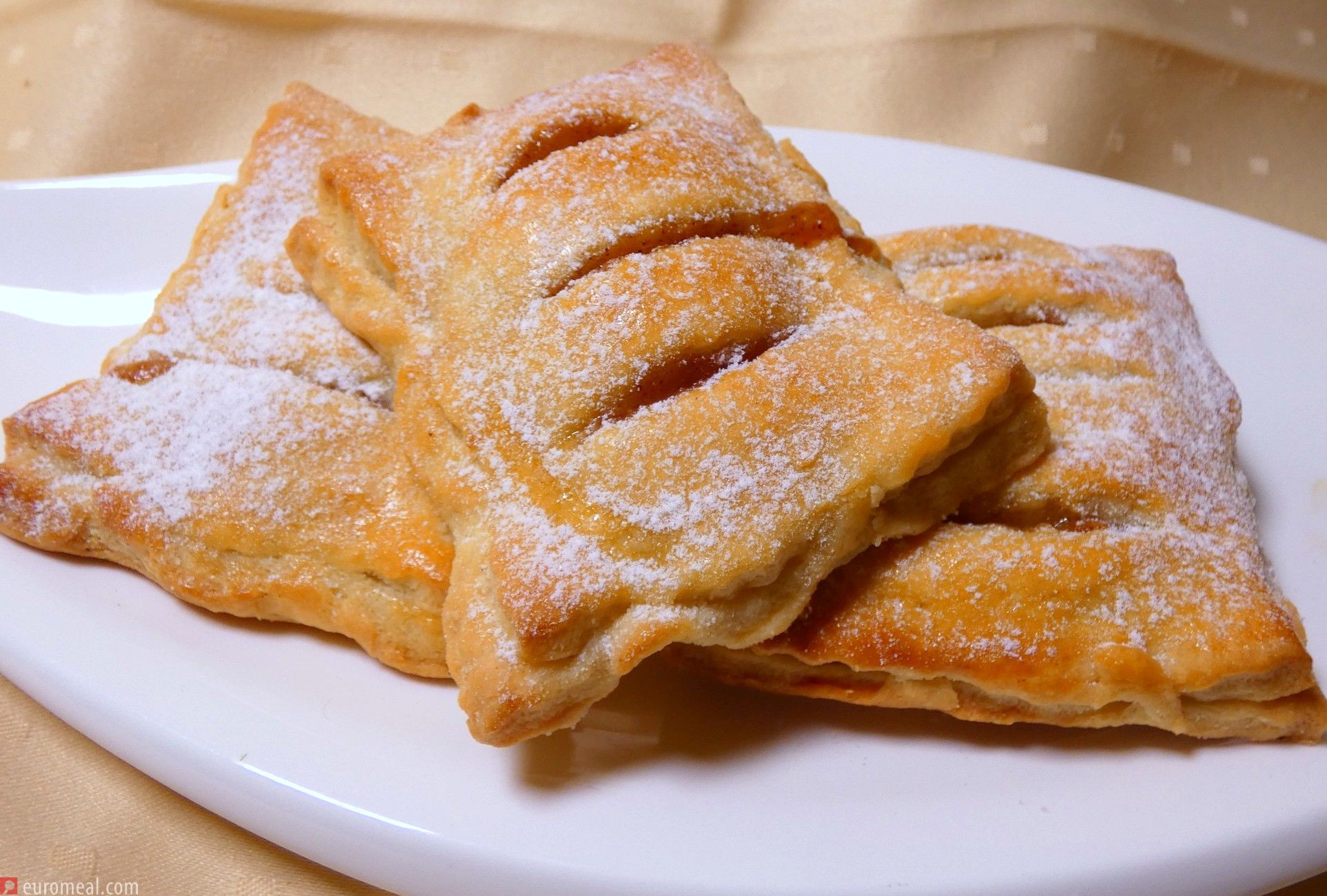 Einfache Apfeltaschen aus Topfenblätterteig · euromeal