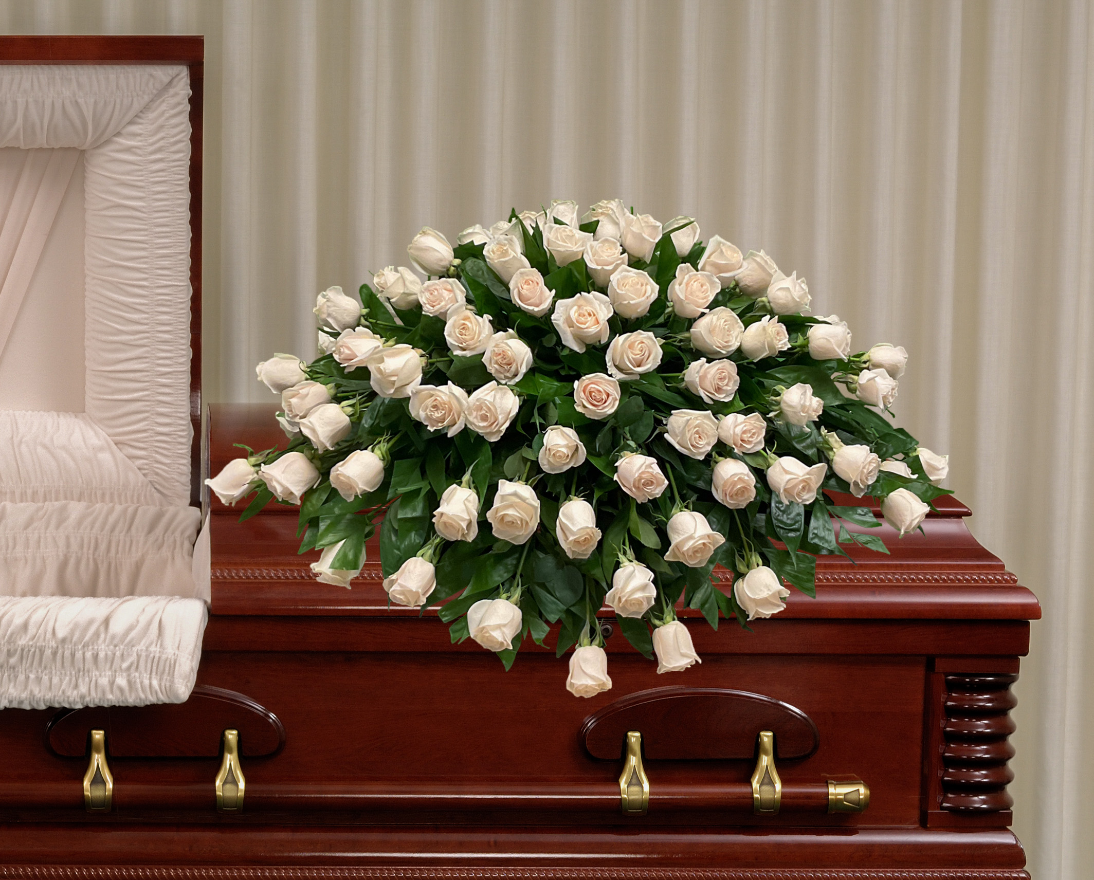 CC-4 Casket cover de rosas Bella Flor Inc