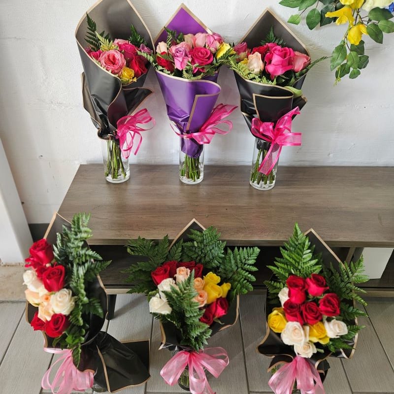 The Quick Assorted Dozen Rose Bouquet+VASE/ Florist at Adolfos creation