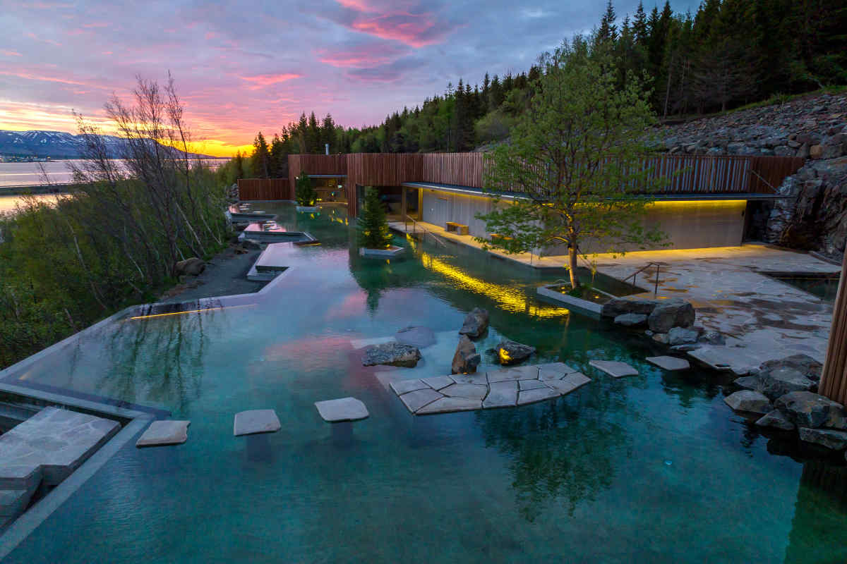 Edge of the Arctic- the Ultimate Experience - Holiday Package & Tour
