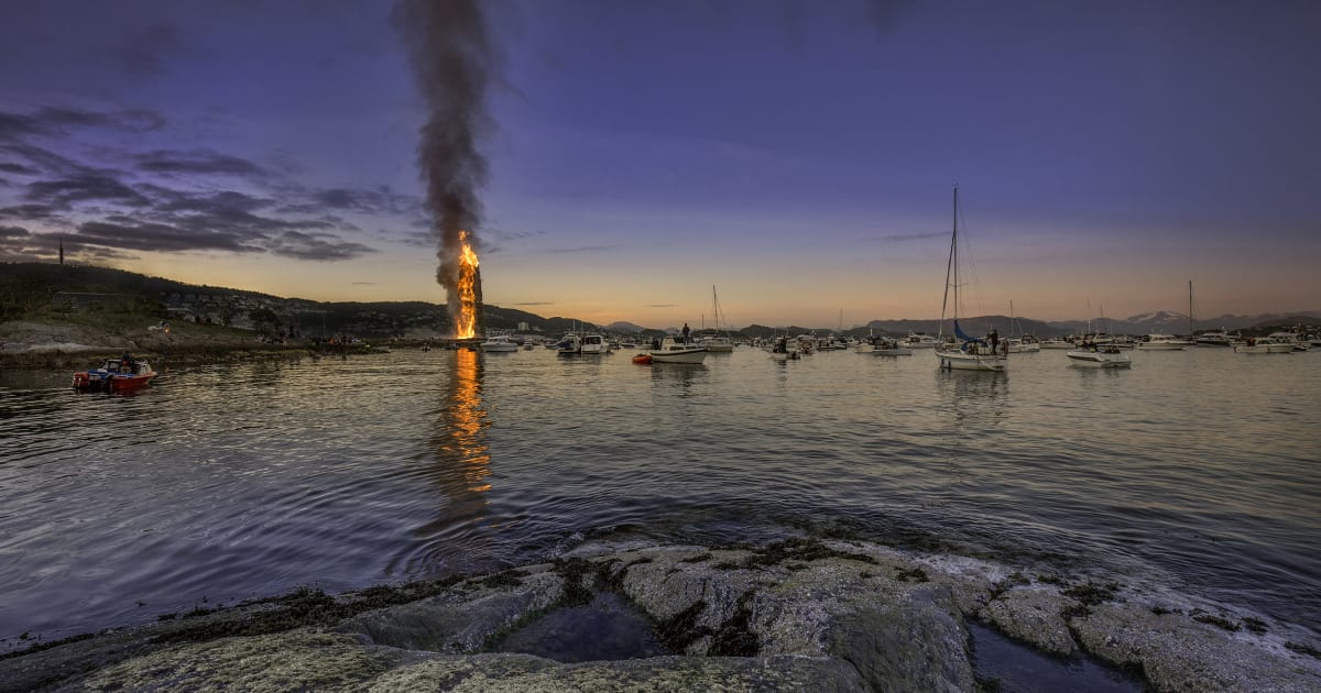 Slinningsbålet (Slinning bonfire) - Fjord Norway