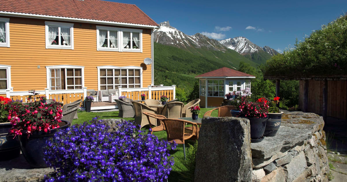 MS Bruvik til vakre Sæbø (Rekkedal) - Fjord Norway