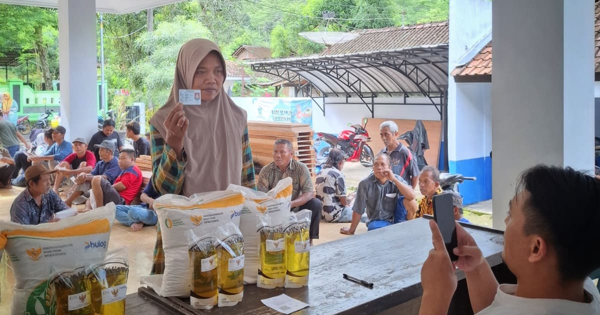 Penyaluran Bantuan Pangan Beras dan Minyak Goreng Cadangan Pangan ...