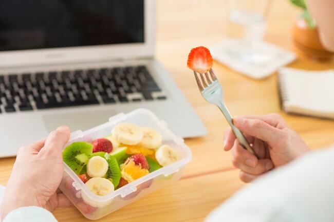 Ide Snack Sehat di Kantor yang Tidak Bikin Perut Buncit - Alodokter