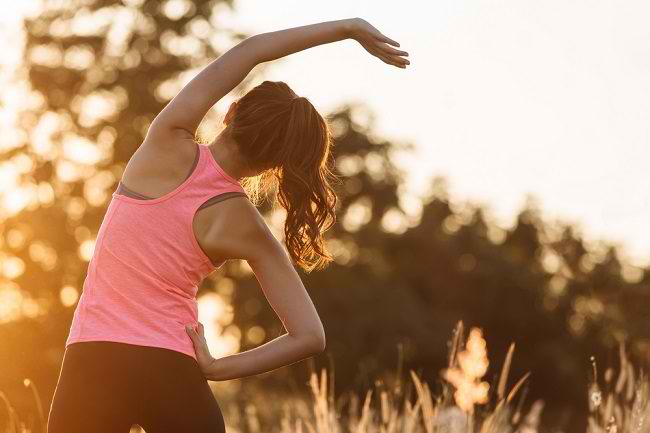 5 Manfaat Stretching bagi Tubuh dan Cara Melakukan Gerakannya - Alodokter