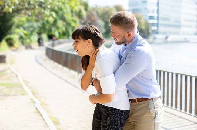 Heimlich Maneuver, Pertolongan Pertama untuk Orang yang Tersedak ...