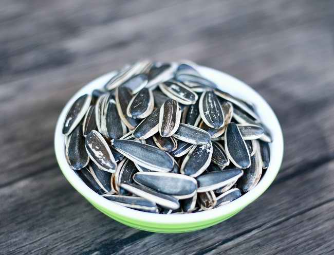 Bumil, Yuk Ketahui Manfaat Kuaci untuk Ibu Hamil - Alodokter