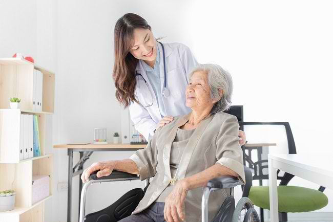 Peran Dokter Geriatri dalam Menangani Penyakit pada Lansia - Alodokter Peran Dokter Geriatri dalam Menangani Penyakit pada Lansia - Alodokter