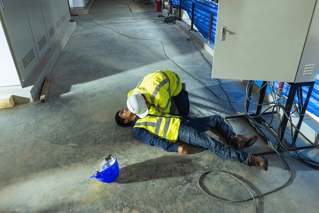 Penanganan Awal Cedera Tersengat Listrik - Alomedika