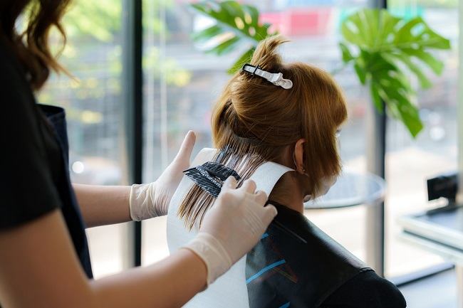 Bleaching Rambut, Kenali Bahaya dan Tips Aman Melakukannya - Alodokter