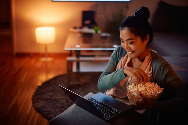 Waspadai 7 Dampak Binge Watching bagi Kesehatan - Alodokter