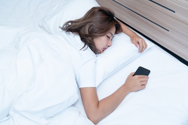 Tidur Dekat HP, Berbahaya atau Tidak? - Alodokter