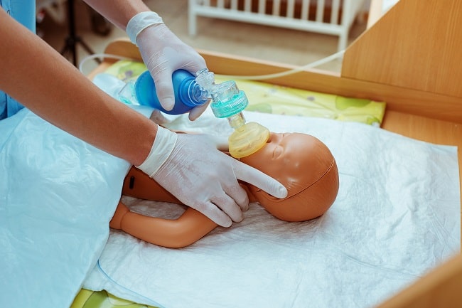 Resusitasi Bayi dan Anak - teknik, indikasi, komplikasi, pedoman klinis ...