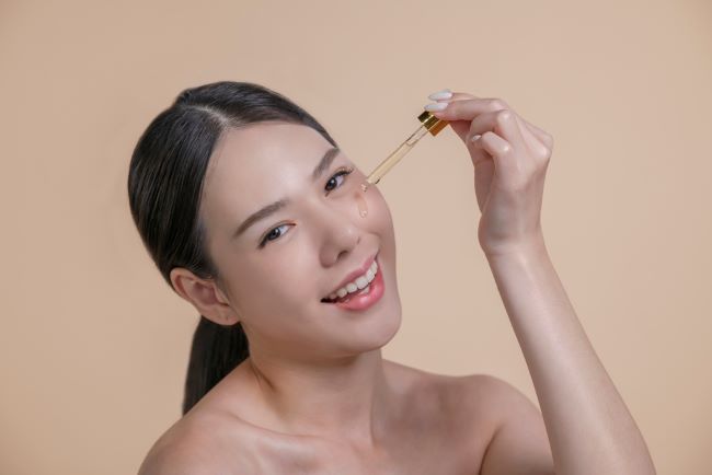 Begini Cara Memakai Serum yang Benar - Alodokter