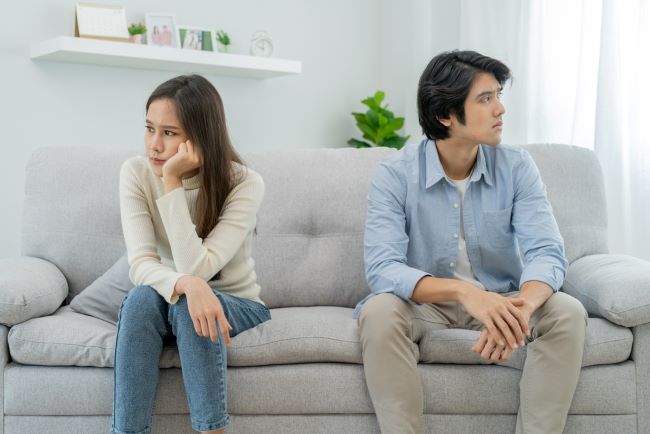 7 Cara Menghadapi Pasangan Yang Cuek Agar Hubungan Erat Kembali Alodokter