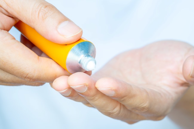 Fungoral Krim - Manfaat, Dosis, dan Efek Samping - Alodokter