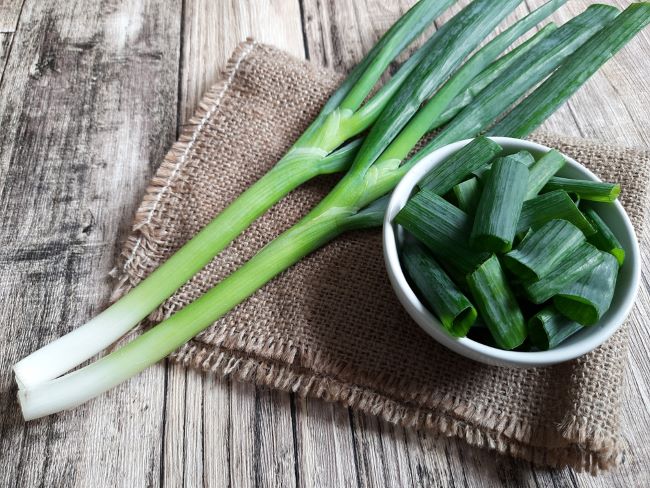 9 Manfaat Daun Bawang yang Tak Hanya sebagai Taburan Masakan - Alodokter