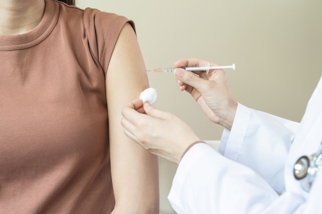 4 Efek Samping Vaksin Beserta Penanganannya Alodokter