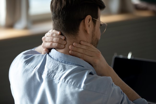 Leher Tegang, Ketahui Penyebab dan Cara Menanganinya - Alodokter